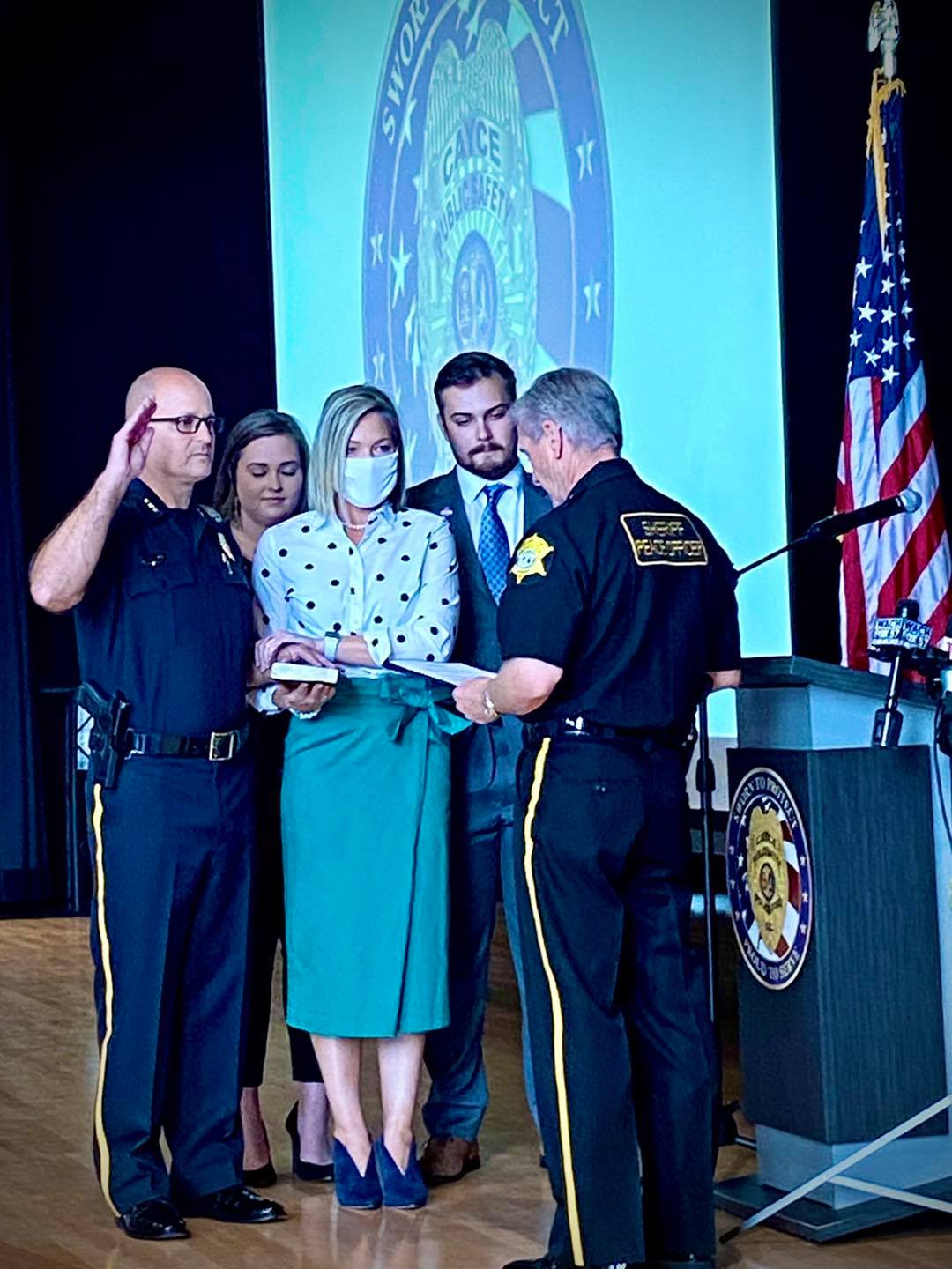 Chris Cowan sworn in as the new Cayce police chief - WestMetroNews